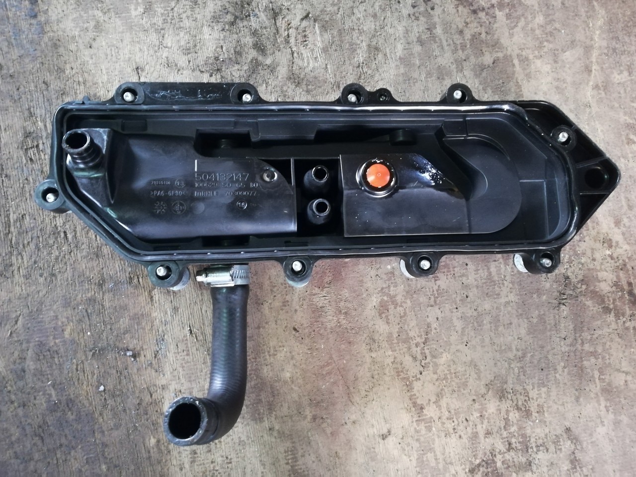 Крышка сапун масла iveco daily 2.3 e5 504132147 Купить в Украине: б/у ...